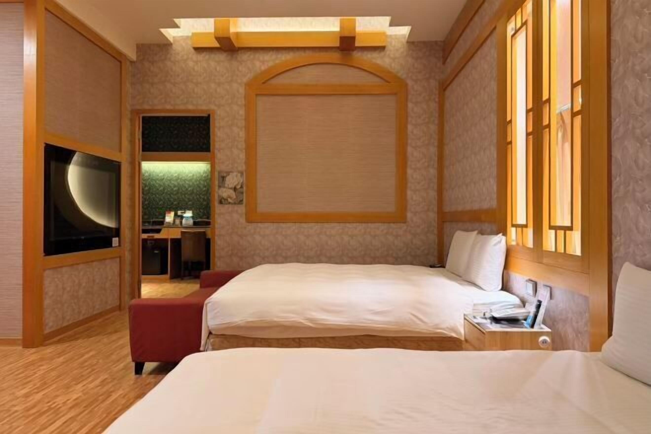 Roupas de cama premium, escrivaninha, cortinas blackout