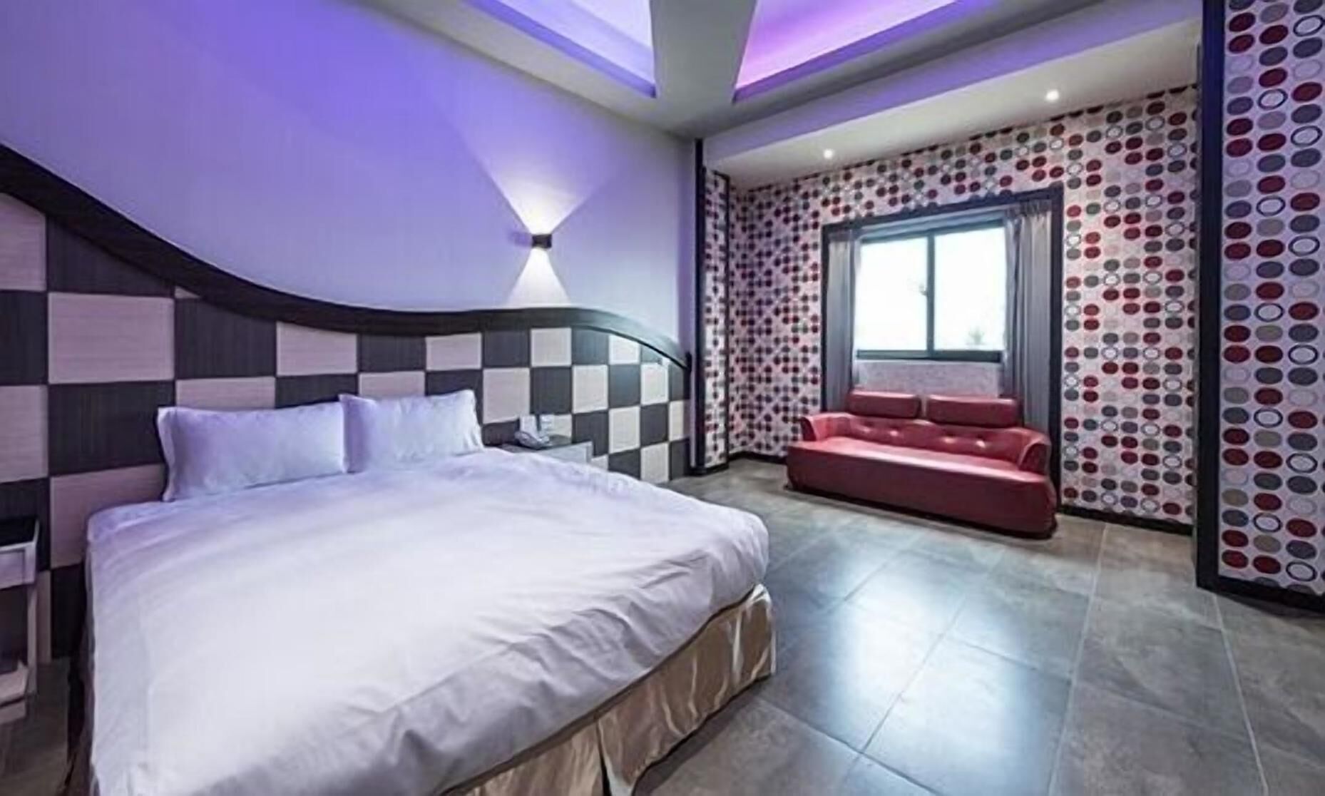 Roupas de cama premium, escrivaninha, cortinas blackout