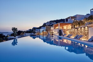 2 piscinas exteriores, guarda-sóis, espreguiçadeiras 