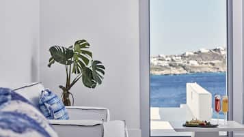 Suíte sênior, banheira de hidromassagem, vista para o mar | Frigobar, cofres nos quartos, quartos à prova de som
