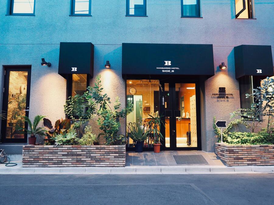 Fachada da propriedade à noite