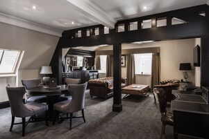 Penthouse de Luxo, 2 camas de casal | Sala de estar | TV de ecrã plano 