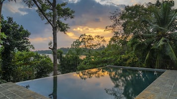 Piscina exterior, guarda-sóis, espreguiçadeiras