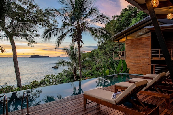 Beachfront Villa Estate | Vista do quarto