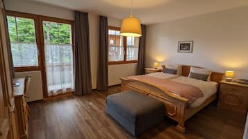 Quarto Duplo Panorâmico, varanda, vista para a montanha | Secretária, secretária adequada para computadores portáteis