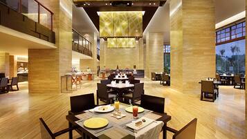 2 restaurantes, pequenos-almoços servidos