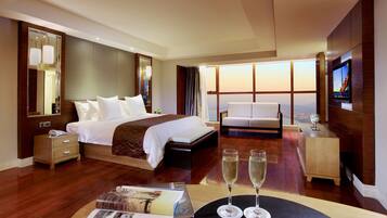 Suite Deluxe | Roupa de alta qualidade, cofre no quarto, secretária