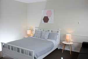 Suite-Estúdio Standard, 1 cama queen-size, vista para o rio | Ferro/tábua de engomar, berços/camas para crianças grátis, Wi-fi grátis 