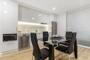 Apartamento, 1 quarto, vista para o porto | Cozinha privada | Uma cafeteira/bule, um frigorífico/congelador grande, um micro-ondas