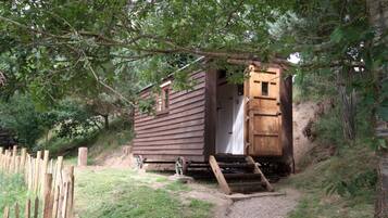 Cabana (Shepherds Hut - Swaledale) | Escrivaninha, roupa de cama