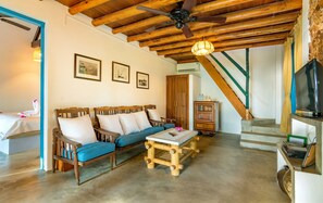 Villa, 3 quartos, vista para o oceano | Sala | TV de ecrã plano