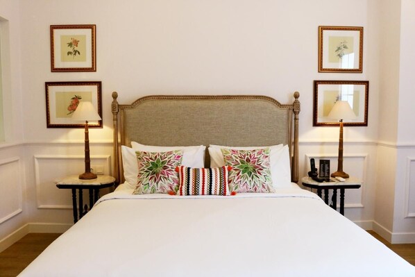 Minibar, cofre no quarto, secretária 