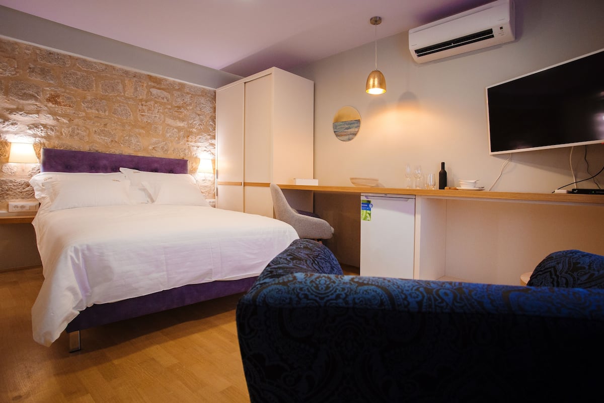 Quarto Clássico com Cama de Casal | Cofre no quarto, secretária, quartos insonorizados, Wi-fi grátis 