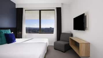 Estúdio (1 King Bed or 2 Twin Beds) | 2 quartos, cofres nos quartos, escrivaninha, cortinas blackout