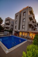 Piscina exterior, guarda-sóis, espreguiçadeiras 