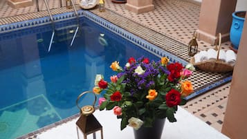 Piscina exterior, espreguiçadeiras