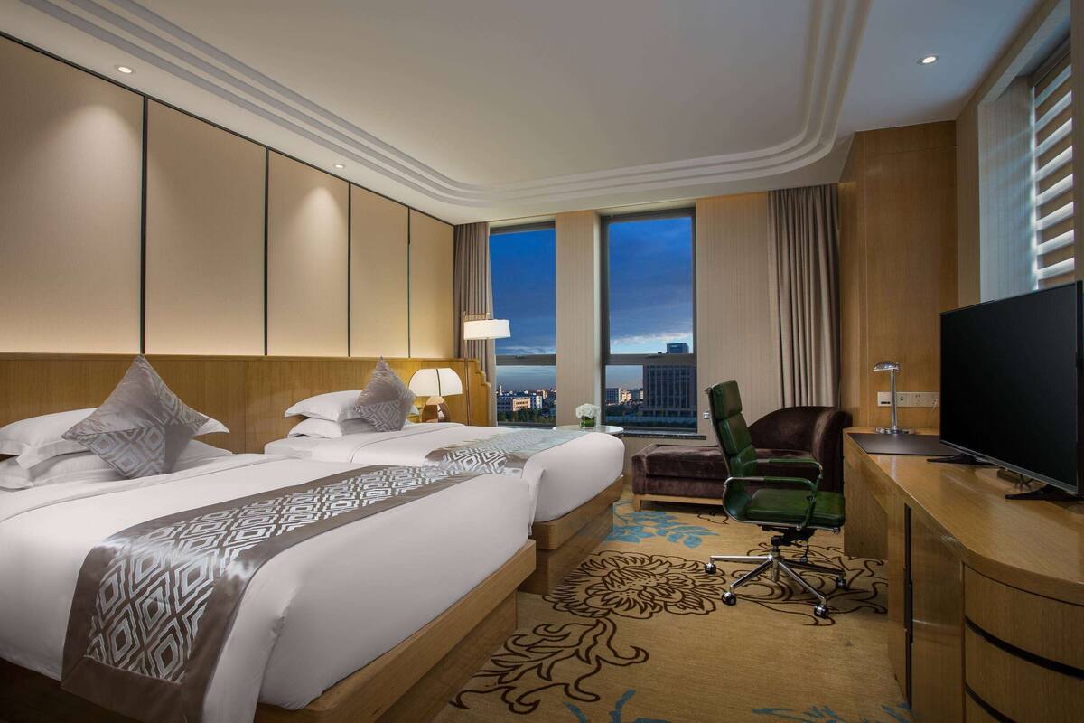 Roupa de alta qualidade, edredões de penas, minibar, cofre no quarto 