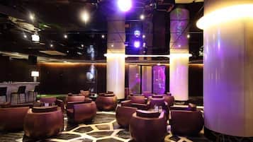 Uma área de lounge moderna com assentos e um balcão de recepção.
