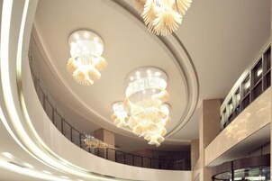 Decoração moderna com varandas circulares e lustres.