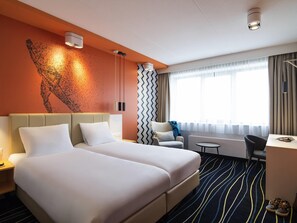 Quarto, 2 camas de solteiro (Motion) | Cofres nos quartos, escrivaninha, berços grátis, Wi-Fi de cortesia