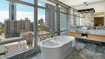 Estúdio, 1 cama king-size, Vista para a cidade | Casa de banho | Um polibã e uma banheira separados, uma banheira de imersão total
