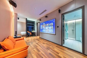 Suíte (Additional Living Area) | Frigobar, cofres nos quartos, escrivaninha, cortinas blackout