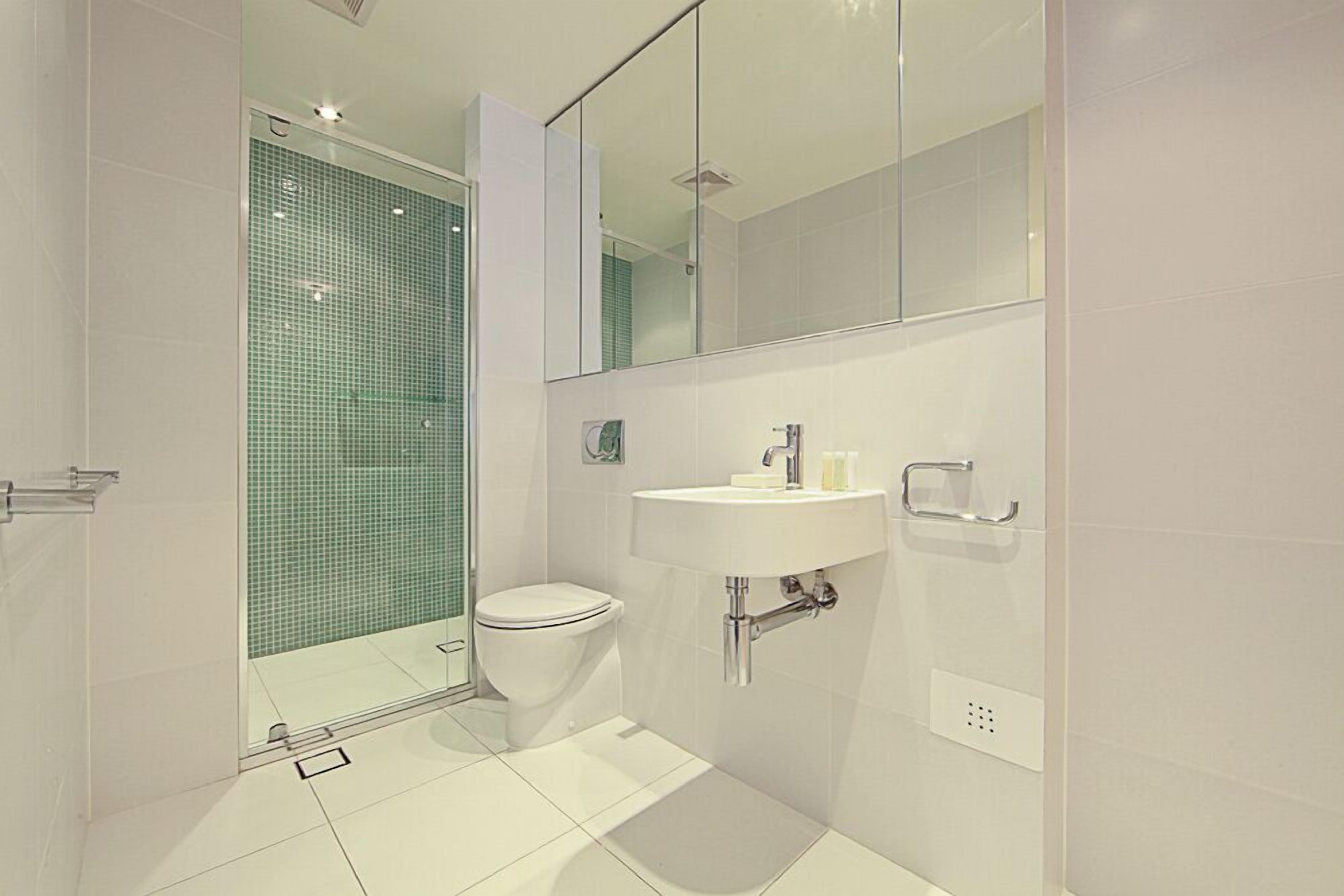 Apartamento, 1 quarto (Trieste 18) | Banheiro | Chuveiro, secador de cabelo, toalhas de banho, papel higiênico