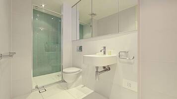 Apartamento, 1 quarto (Trieste 18) | Banheiro | Chuveiro, secador de cabelo, toalhas de banho, papel higiênico