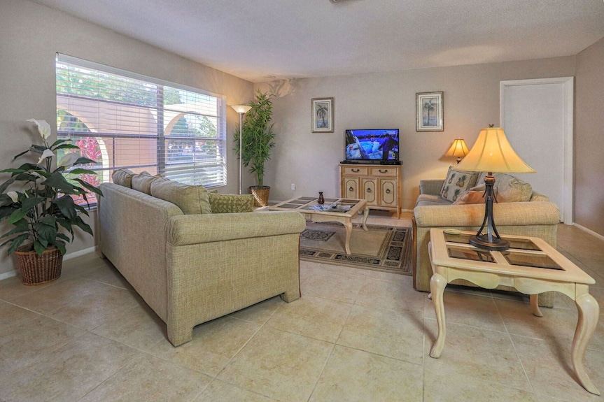 Villa Grande - Spacious Tropical Home - Triple Lot Fenced Yard! - Venice, FL