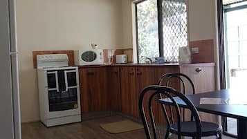 Um frigorífico, um micro-ondas, uma cafeteira/bule