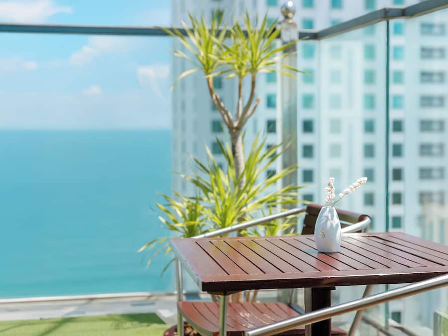 Piscina exterior, guarda-sóis, espreguiçadeiras