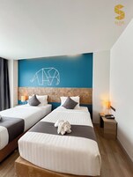 Quarto Twin Deluxe | Minibar grátis, cofre no quarto, secretária, cortinas/cortinados opacos 