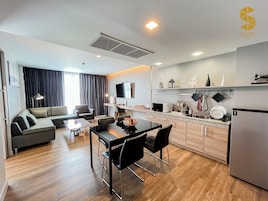 Studio King Room | Cozinha privada | Geladeira, cafeteira/chaleira, chaleira elétrica