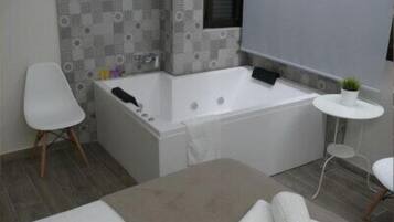 Suite, casa de banho privativa (Suite jacuzzi) | Com decoração personalizada, secretária, ferro/tábua de engomar