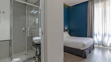 Quarto Individual | Edredões de penas, camas de colchão viscoelástico, minibar