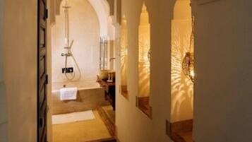 Quarto casal luxo (Zahia) | Banheiro | Produtos de toalete grátis, secador de cabelo, roupões de banho