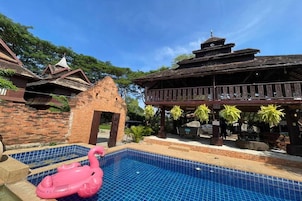 Piscina exterior, toldos gratuitos, espreguiçadeiras