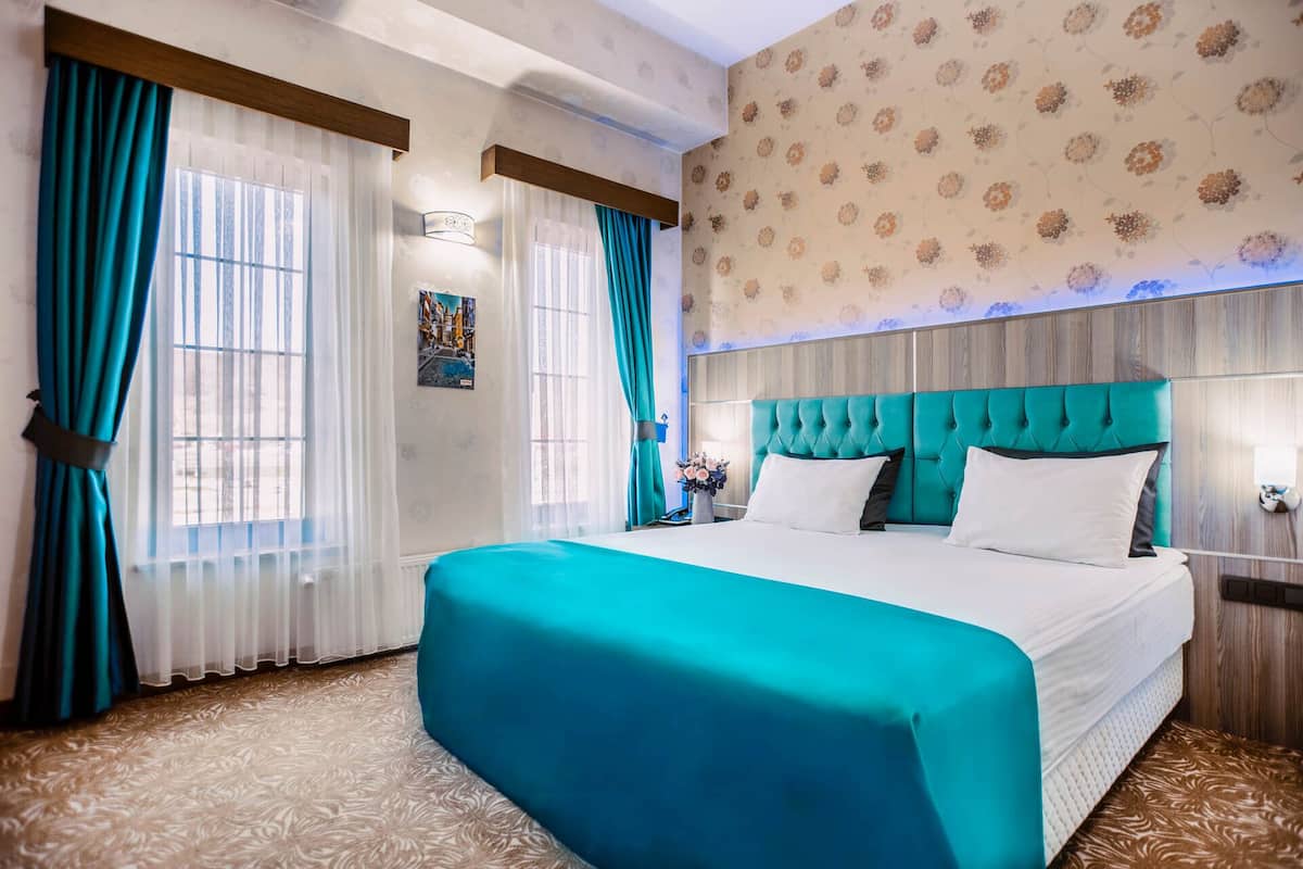 Roupa de alta qualidade, minibar, cofre no quarto, secretária 