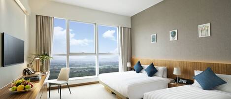 Cofre no quarto, secretária, cortinas/cortinados opacos