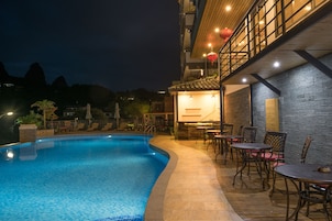 Piscina exterior, da(s) 9:30 à(s) 21:00, guarda-sóis, espreguiçadeiras 