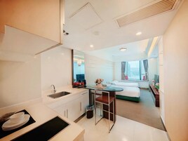 Quarto grand, várias camas, para não fumantes, vista para o porto | Frigobar, cofres nos quartos, escrivaninha