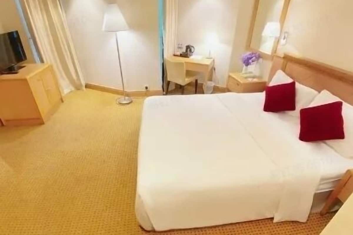 Minibar, cofre no quarto, secretária, ferro/tábua de engomar