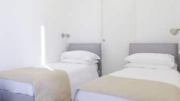 Quarto Twin Standard, 2 camas individuais | Roupa de alta qualidade, minibar, cofre no quarto