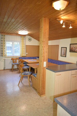 Apartamento, 2 quartos | Sala de estar | TV de ecrã plano 