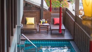 Piscina interior, espreguiçadeiras