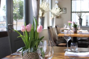 Café da manhã, almoço e jantar; culinária local