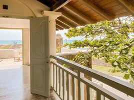 Quarto casal superior, vista para o oceano, de frente para o oceano | Sacada