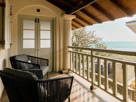 Quarto casal superior, vista parcial para o oceano, de frente para o oceano | Vista para praia/oceano