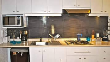 Suite Empresarial | Cozinha privada | Um frigorífico, um micro-ondas, uma placa de cozinha