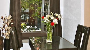 Estúdio Cidade | Refeições no quarto